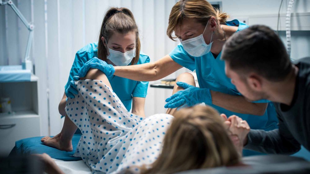 Quelle différence entre un gynécologue et une sage-femme ? - Essenc'iel